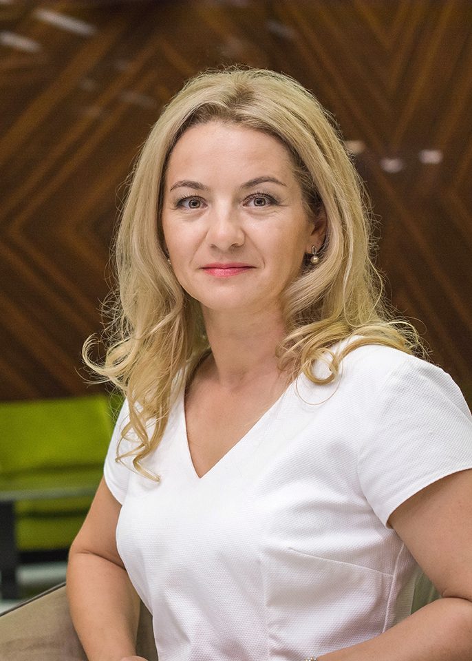 Laura Savu | The Woman Magazine