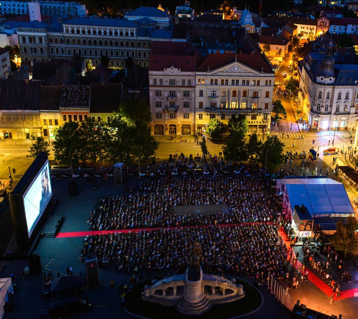 Premiere, comedii spumoase și hituri de box office în Piața Unirii la ...