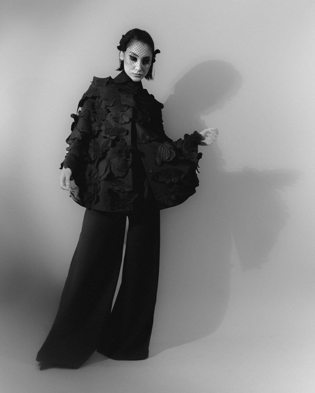 Cocooned in Noir, o elegie a eleganței și misterului în universul ...