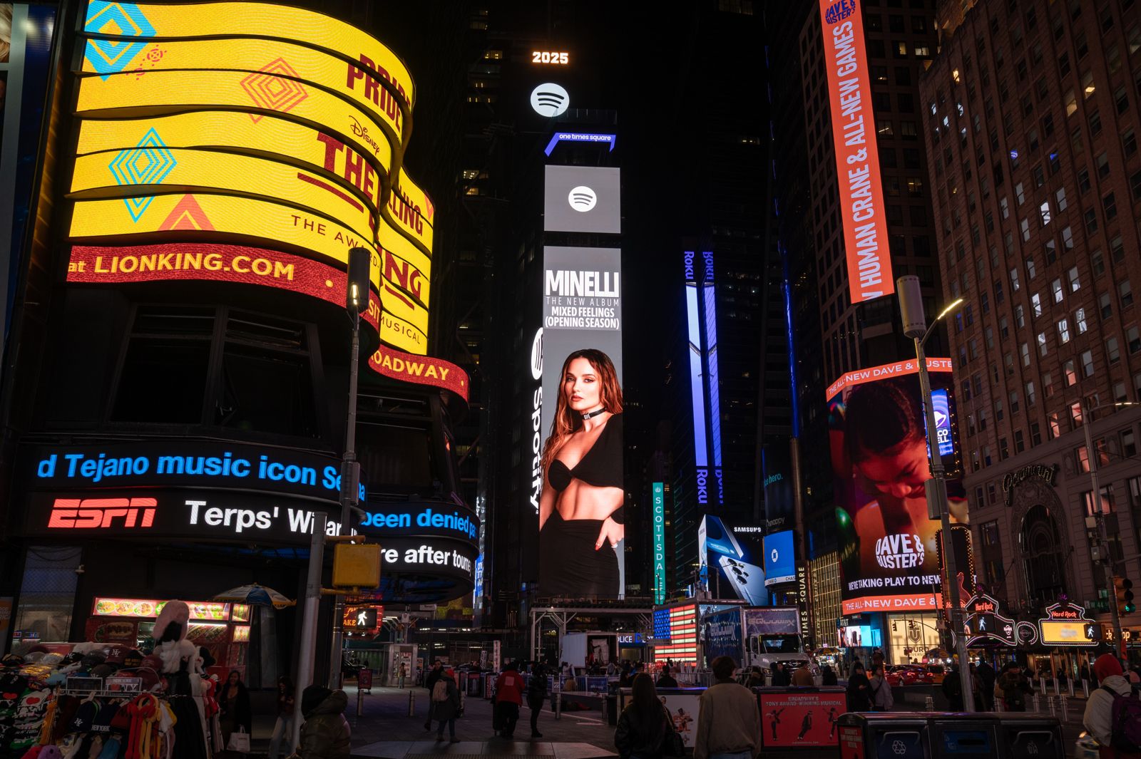 Minelli, apariție spectaculoasă în Times Square pentru lansarea ...